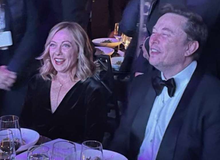 Elon Musk inonda d’amore la “bella” Giorgia Meloni alla cena di gala ...
