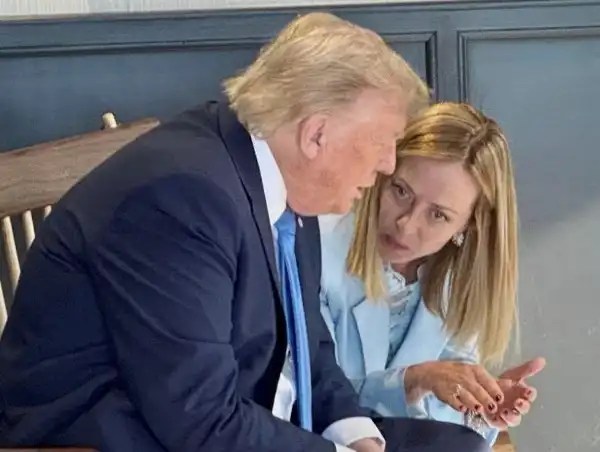 Quella foto che racconta come Giorgia Meloni gestisce l’ego dei maschi ...